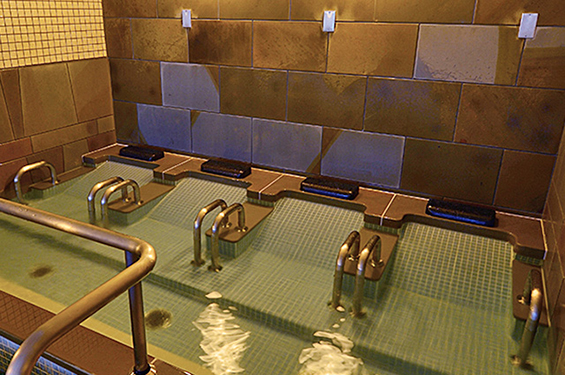 You can enjoy four types of baths: an open-air bath that is spacious ...